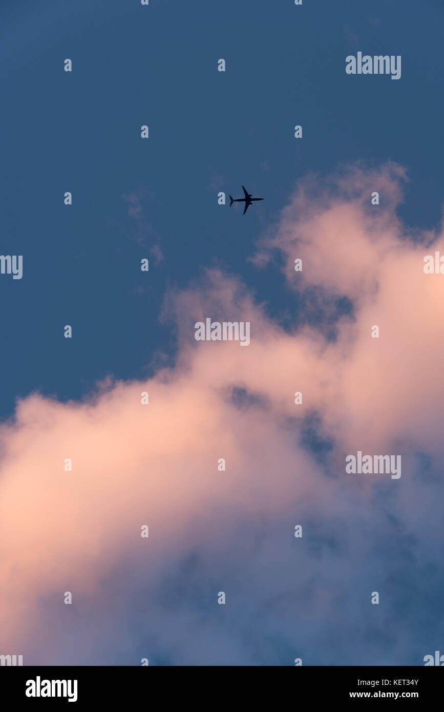Airplane overhead silhouette hi-res stock photography and images - Alamy