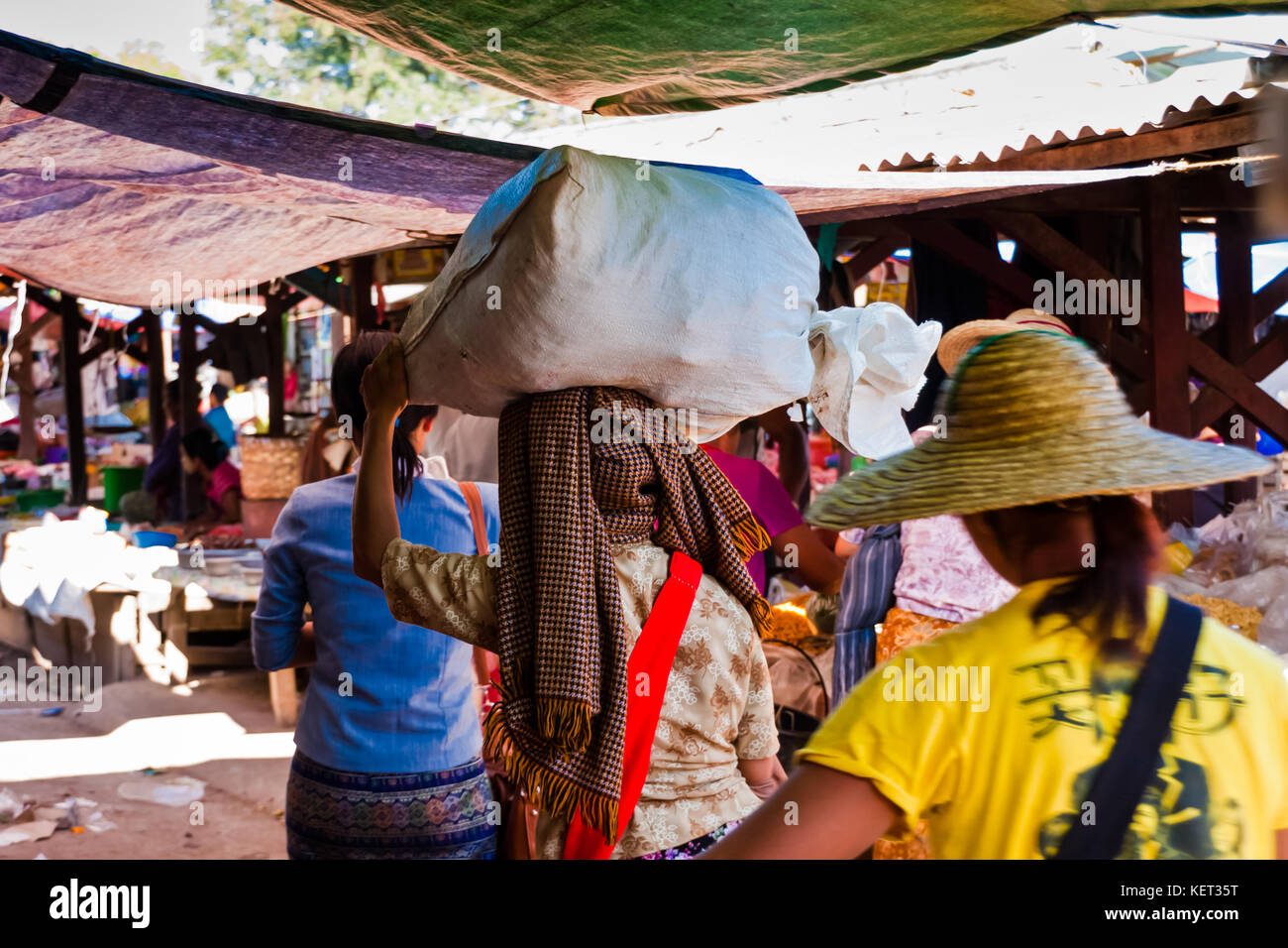 Intha women at the weekend market Stock Photo - Alamy