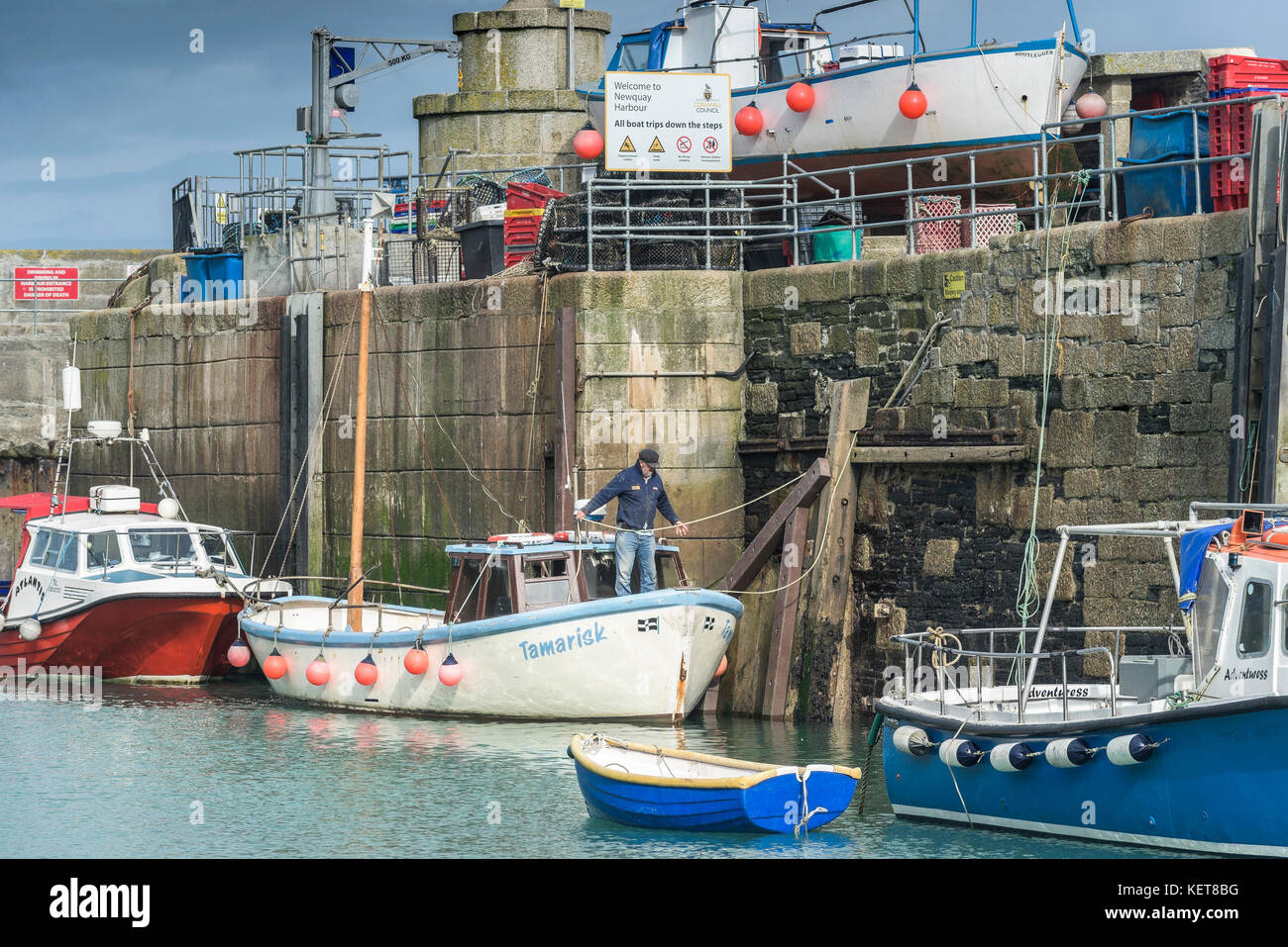 Newquay Harbour Cornwall - boats tied up in Newquay harbour Stock Photo ...