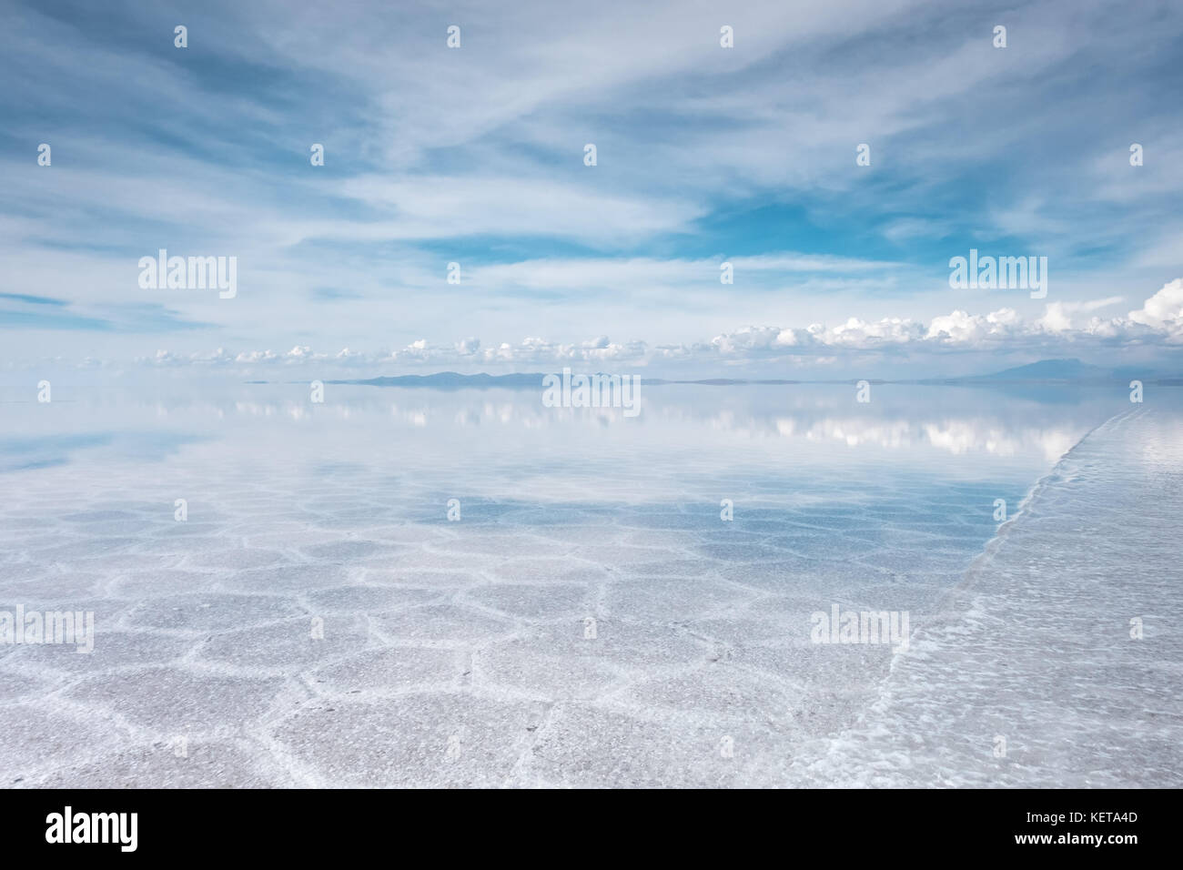 Salar de Uyuni salt white flats desert, Andes Altiplano, Bolivia Stock ...