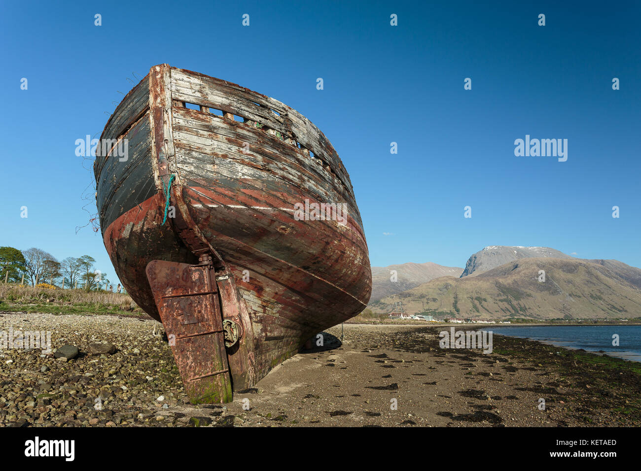 Abandoned boat on the shore of Loch Linnhe at Corpach Stock Photo - Alamy
