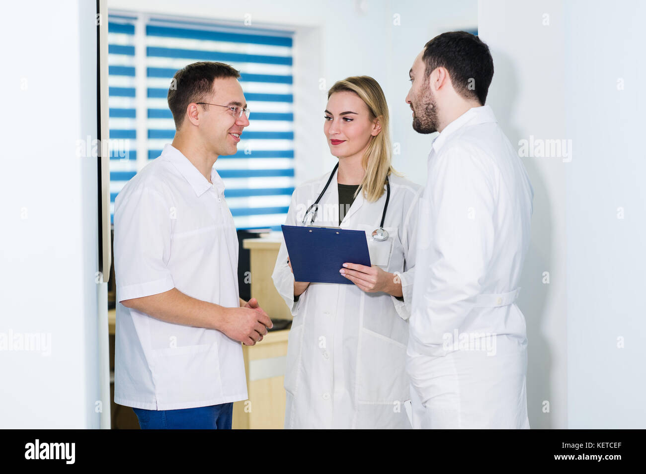 Group of doctors discussing and working together Stock Photo - Alamy