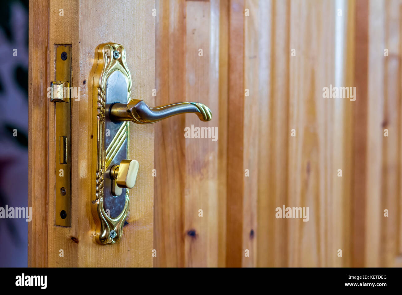 Vintage door handle on wooden doors close-up Stock Photo - Alamy