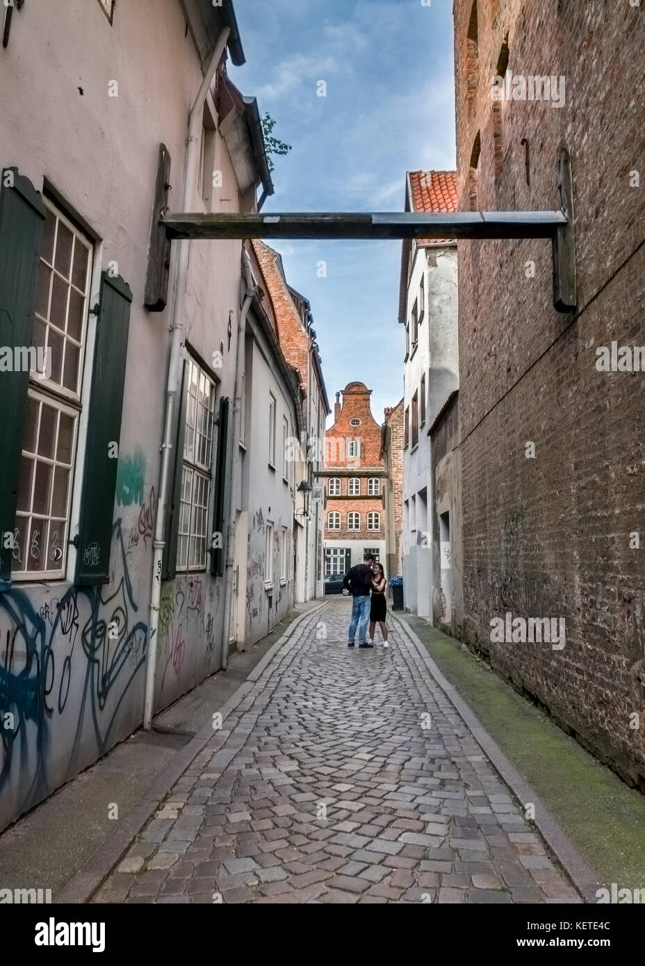 Couple kissing outside building hi-res stock photography and images - Alamy