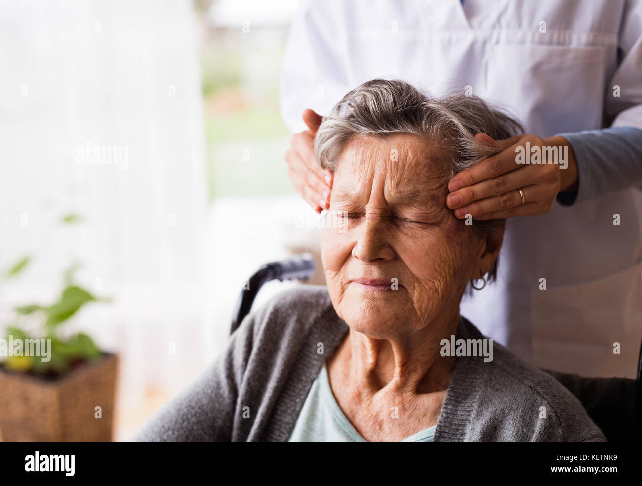 Health visitor and a senior woman during home visit Stock Photo - Alamy