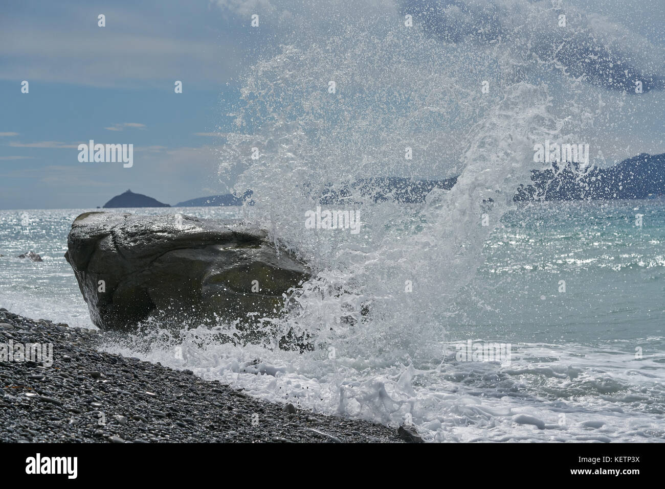 Wawe smashing into rock Stock Photo - Alamy