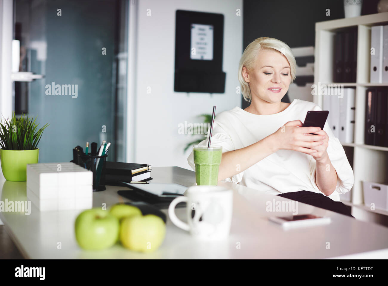 Woman lunch text message hi-res stock photography and images - Alamy