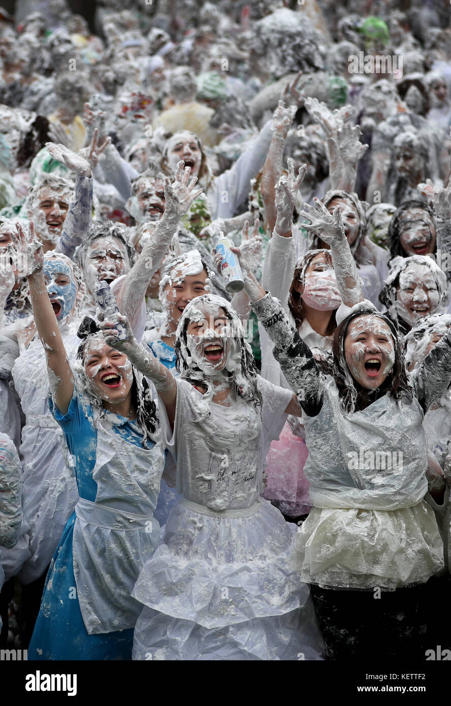 Students take part in a foam fight known as Raisin Monday on Lower ...