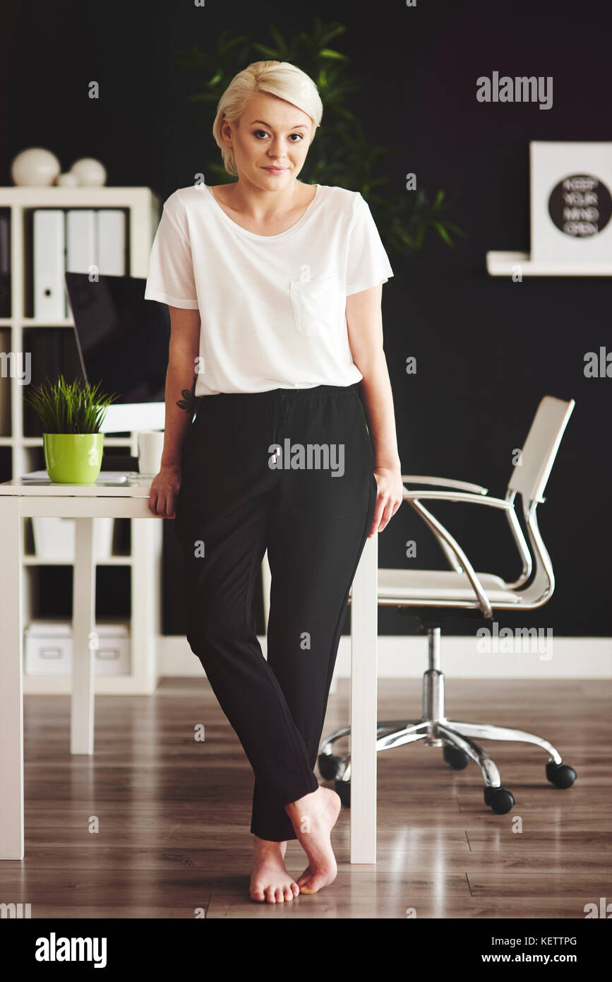 Office work barefoot hi-res stock photography and images - Alamy