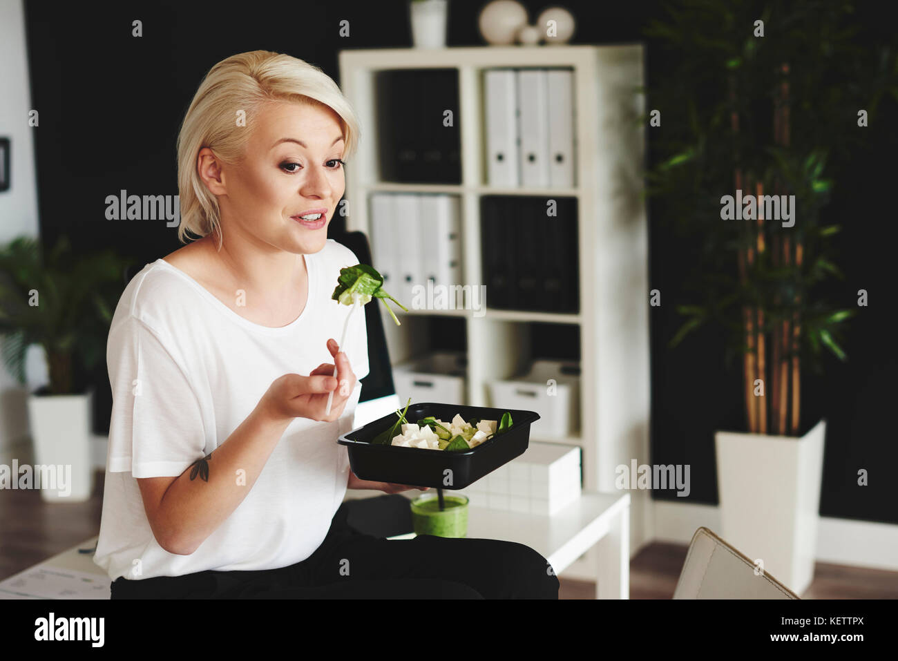 Woman eating salad during lunch hour Stock Photo - Alamy