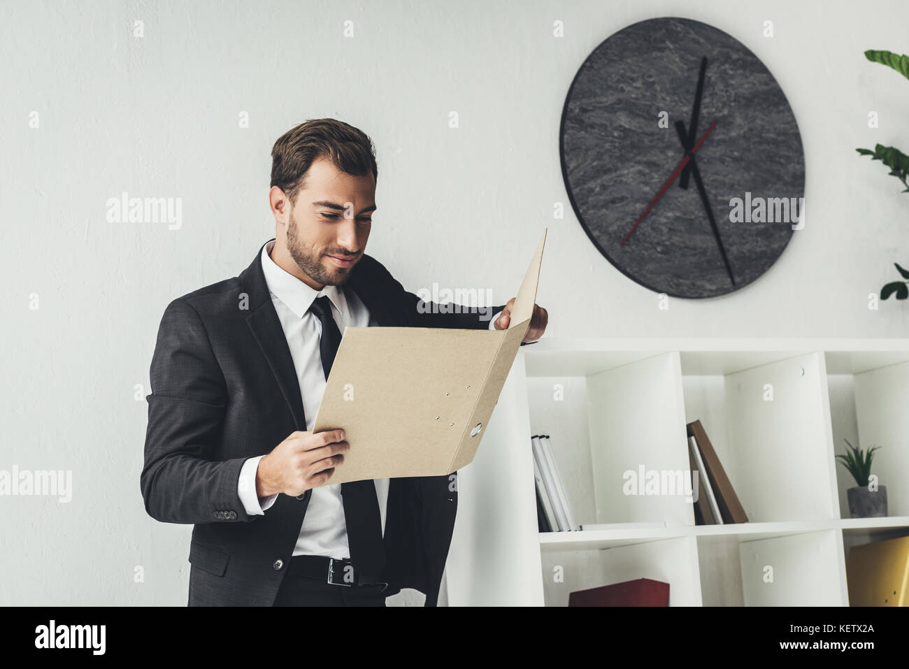 businessman with documents folder Stock Photo - Alamy