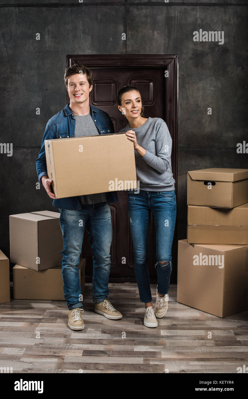 couple holding cardboard box together Stock Photo - Alamy
