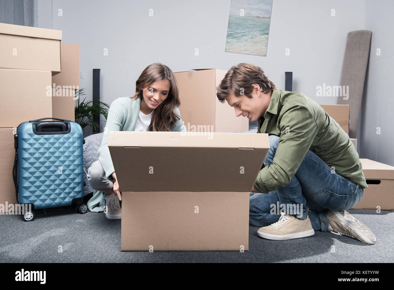 couple unpacking stuff at new home Stock Photo - Alamy