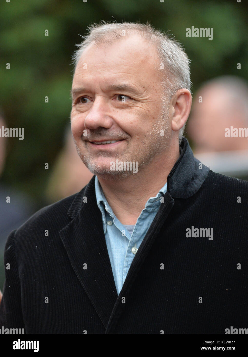 Bob mortimer funeral comedian sean hughes islington hi-res stock ...