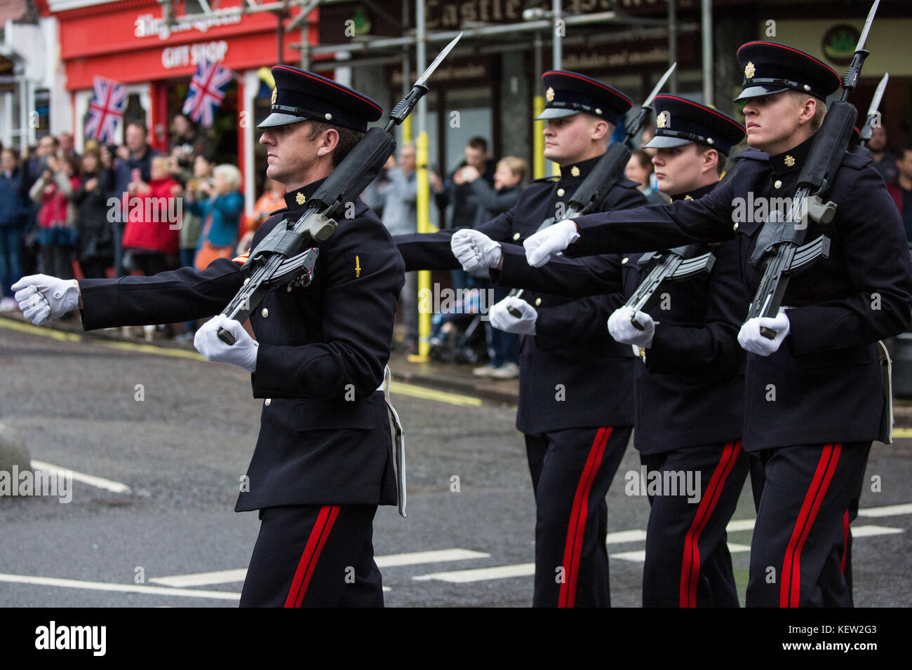 Windsor, UK. 23rd October, 2017. Tourists watch the Changing of the ...