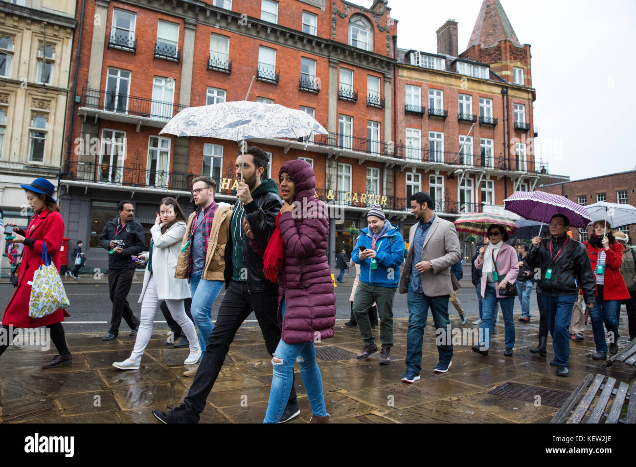 Windsor, UK. 23rd October, 2017. Tourists arrive in a rainy Windsor to ...