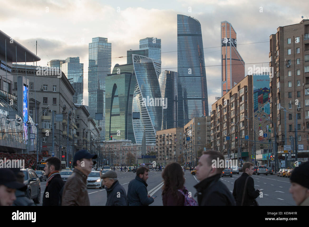 Moscow, Russia. 16th Oct, 2017. People cross the street in front of the ...