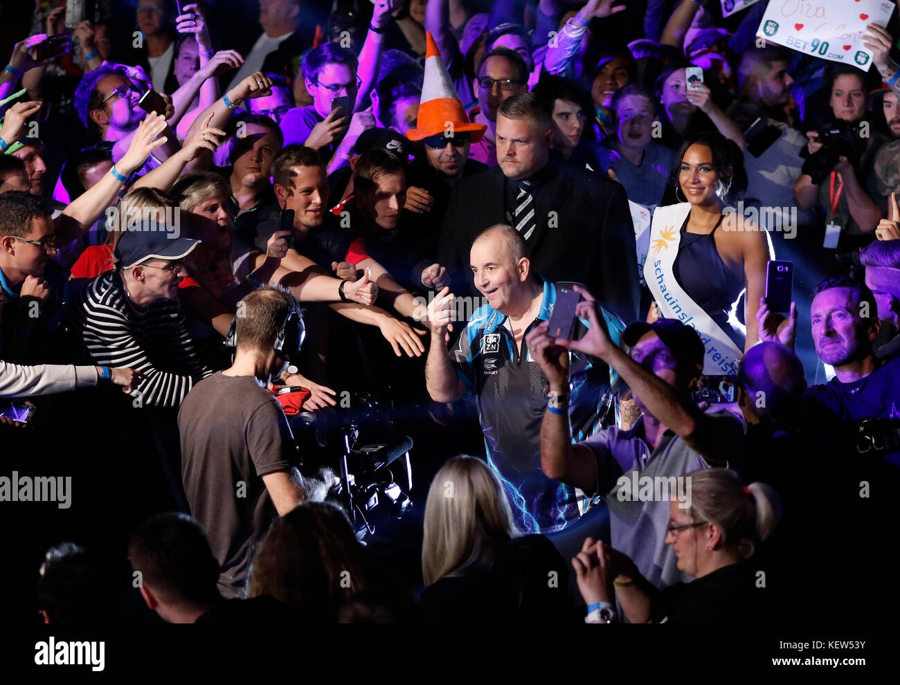 Darts fans hi-res stock photography and images - Alamy