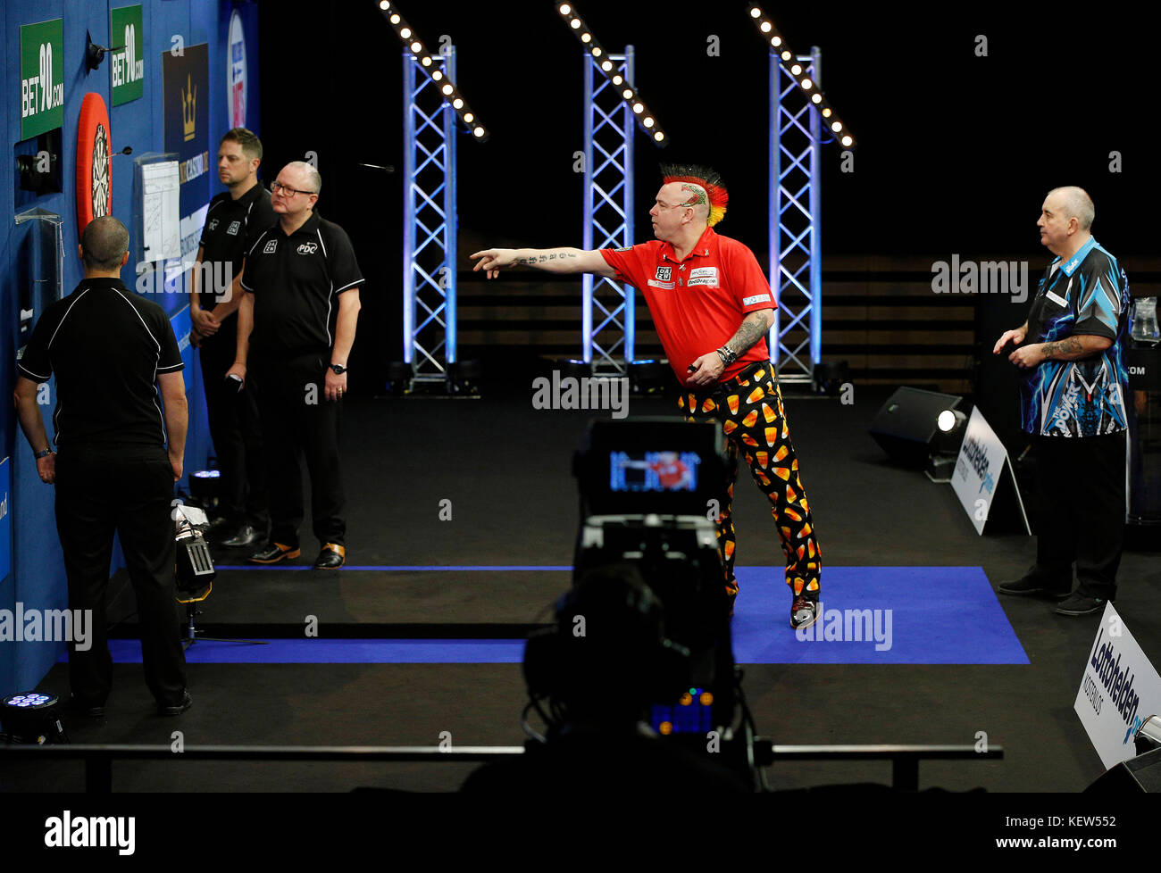 Peter wright referee hi-res stock photography and images - Alamy