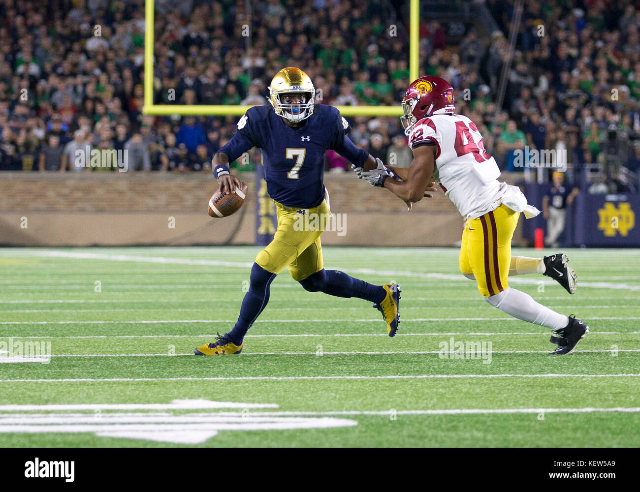 South Bend, Indiana, USA. 21st Oct, 2017. Notre Dame quarterback ...