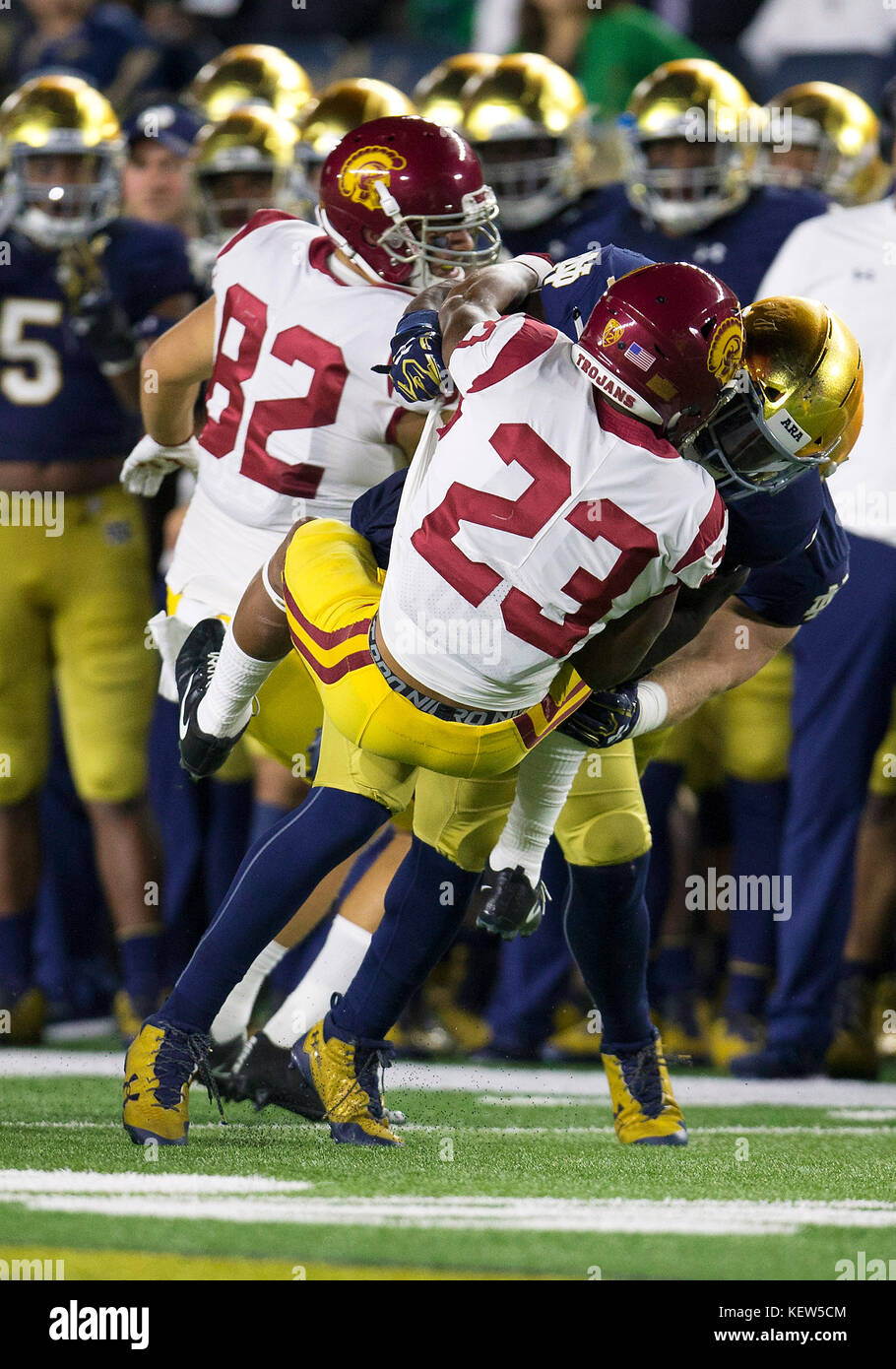 South Bend, Indiana, USA. 21st Oct, 2017. Notre Dame linebacker Te'von ...