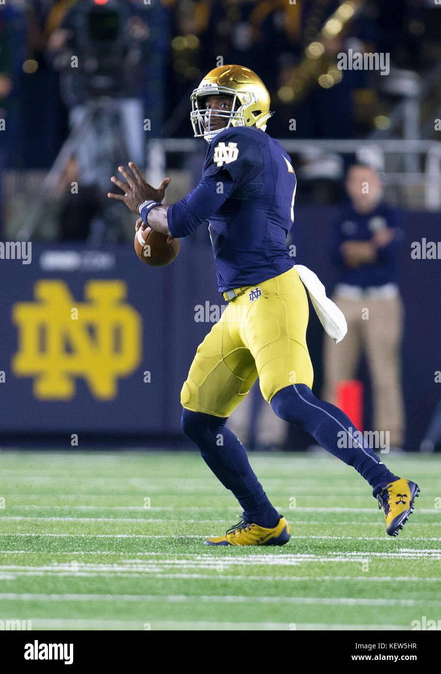 South Bend, Indiana, USA. 21st Oct, 2017. Notre Dame quarterback ...