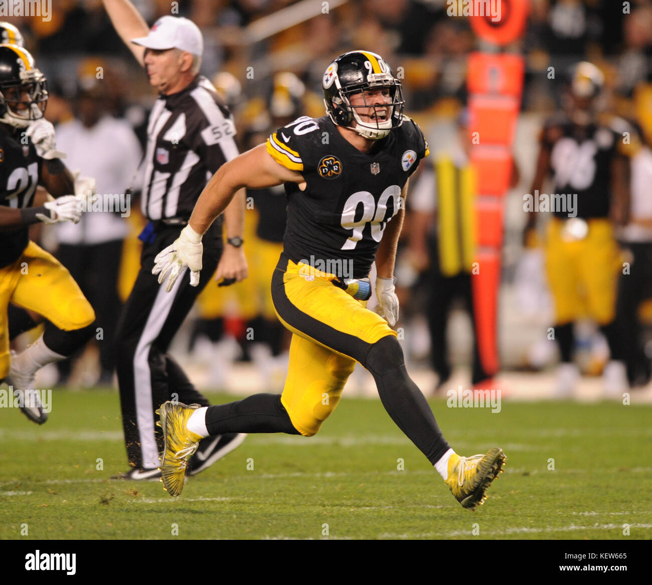 Pittsburgh, PA, USA. 22nd Oct, 2017. T.J.Watt #90 during the Pittsburgh ...
