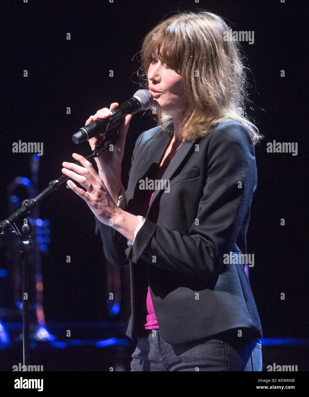 Theater scene performs hi-res stock photography and images - Alamy