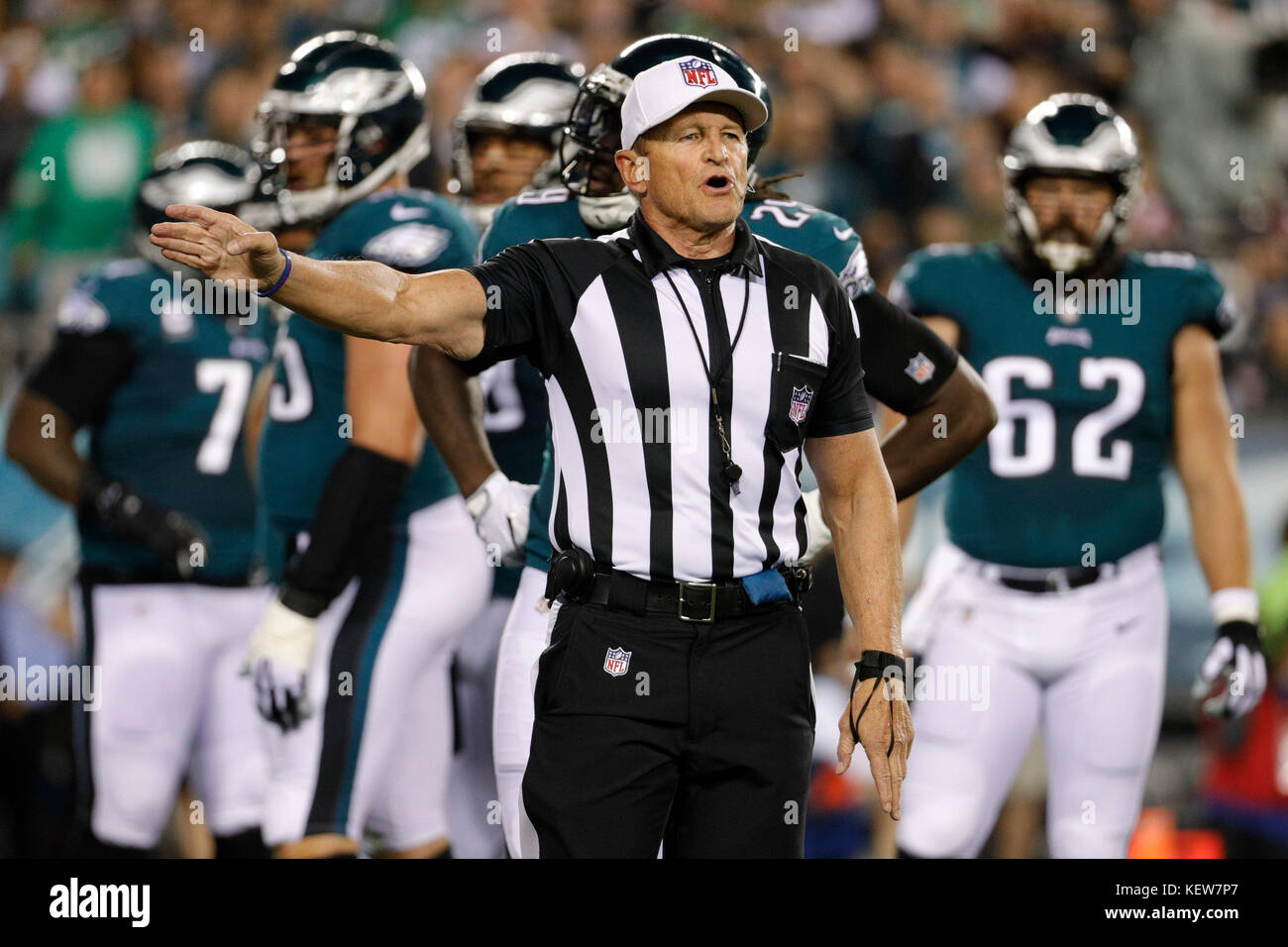 Philadelphia, Pennsylvania, USA. 23rd Oct, 2017. Referee Ed Hochuli (85 ...