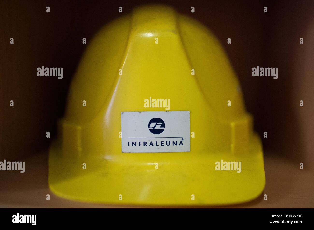 Leuna, Germany. 23rd Oct, 2017. 'InfraLeuna' is written on a helmet ...