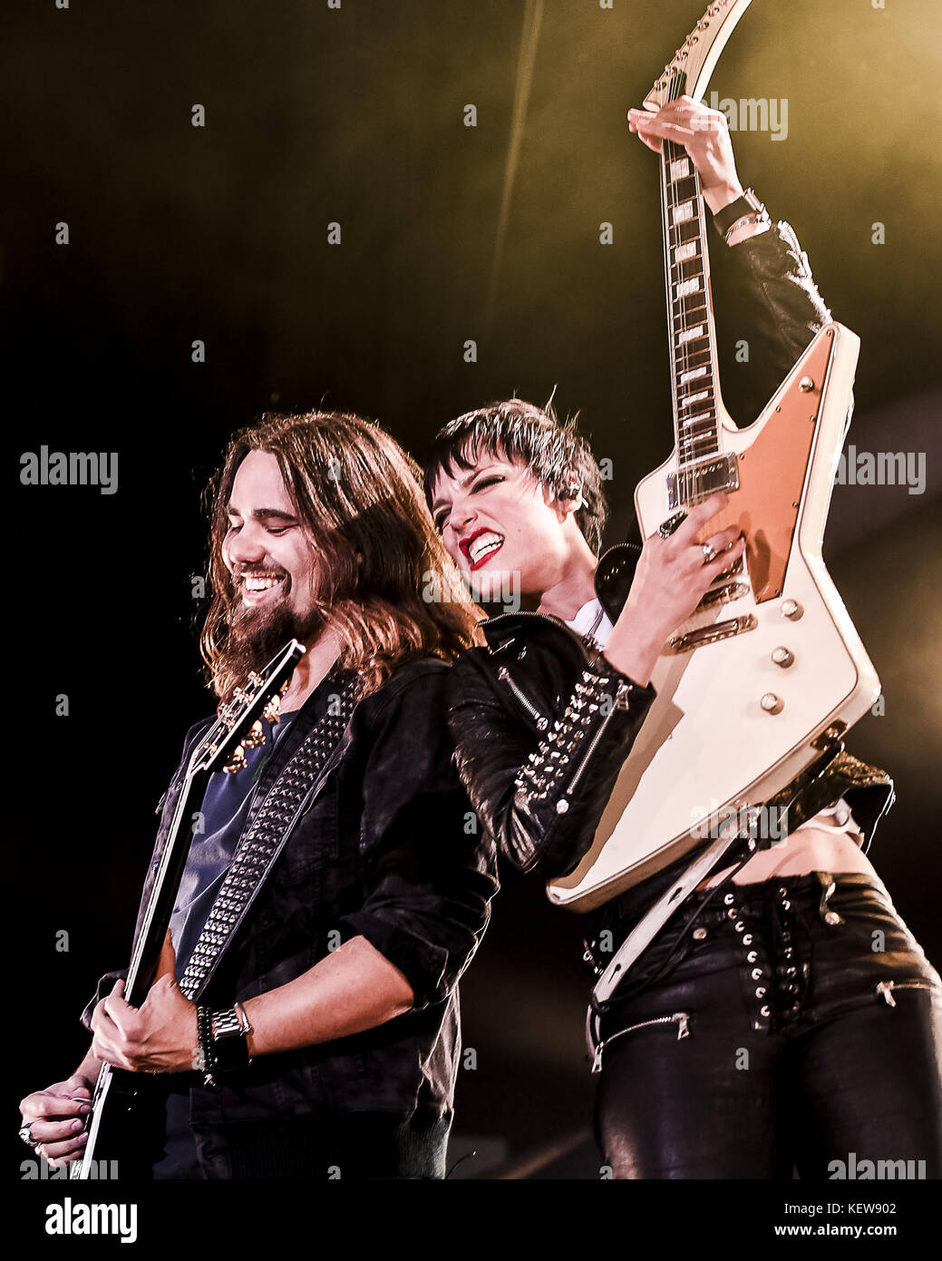 Anaheim, CA, USA. 21st Oct, 2017. Joe Hottinger and Lzzy Hale of ...