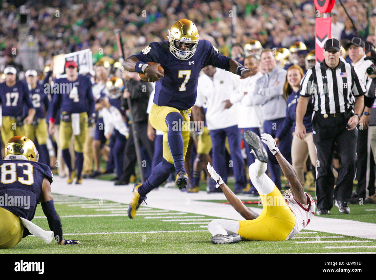 Notre Dame Fighting Irish quarterback Brandon Wimbush (7) runs for ...