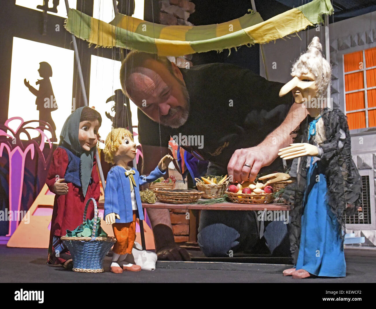 Master of puppets hi-res stock photography and images - Alamy