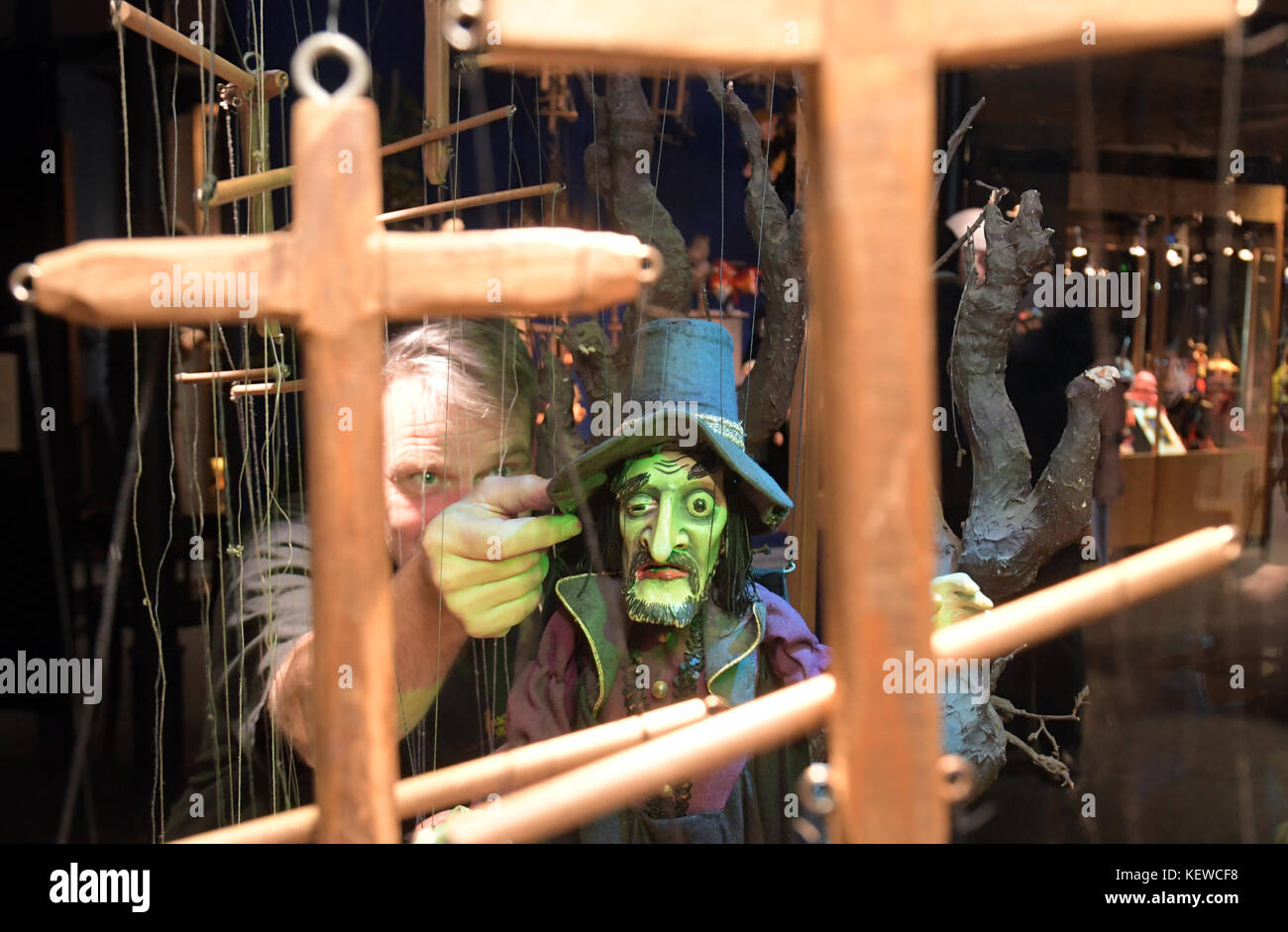 Augsburg, Germany. 24th Oct, 2017. A puppet master controls puppets in ...