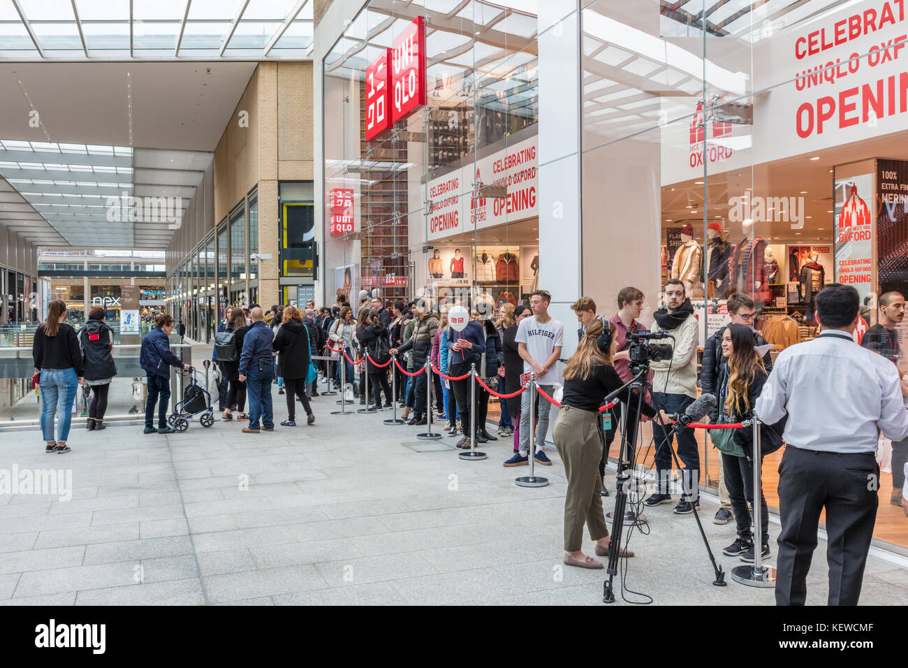 Oxford, UK. 24th Oct, 2017. Shoppers queue for new store openings with ...
