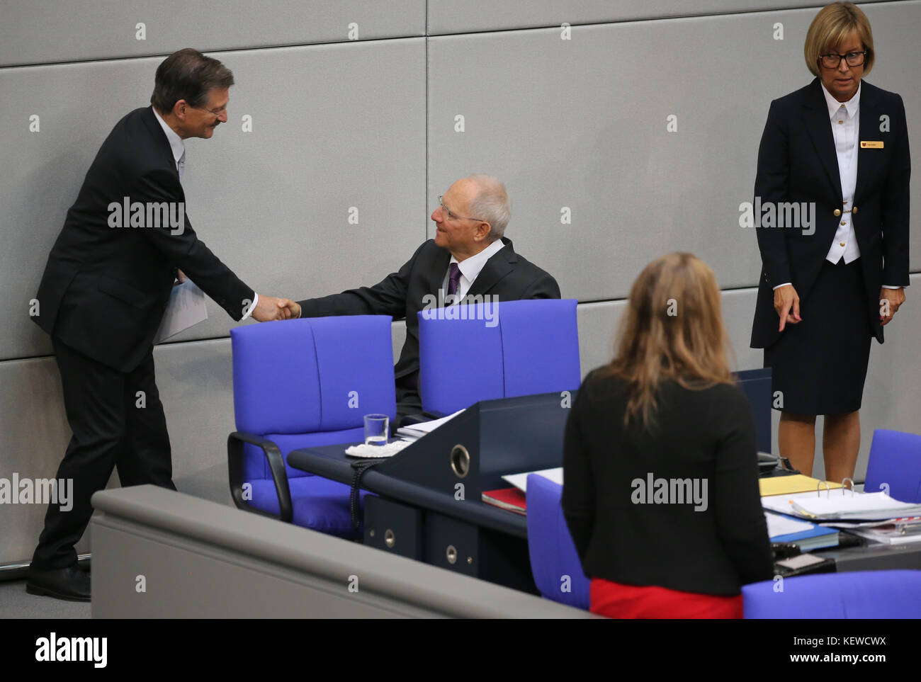 Berlin, Germany. 24th Oct, 2017. FDP MP Hermann Otto Solms (L ...