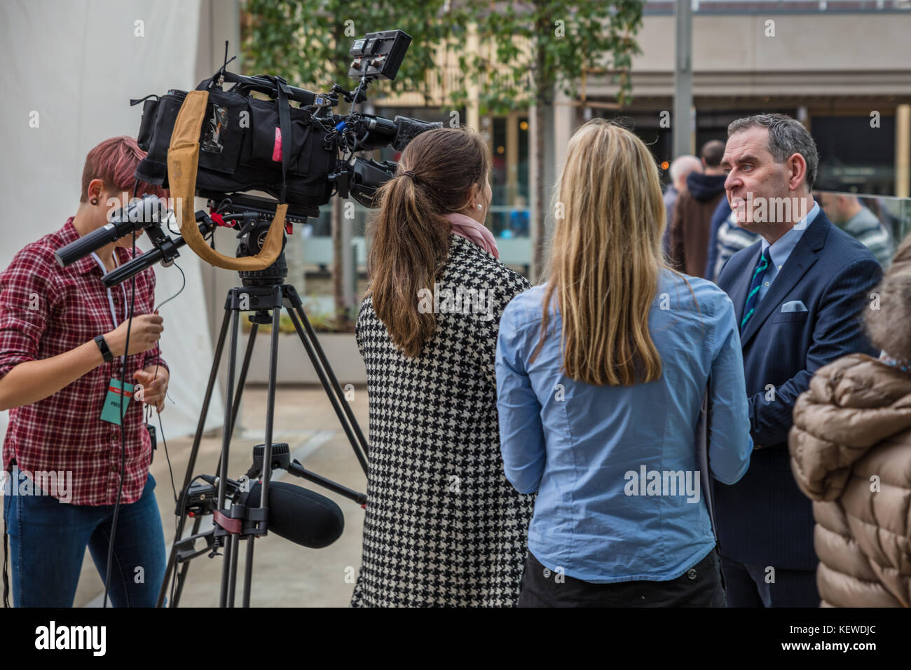 Oxford, UK. 24th Oct, 2017. Local news outlets interview Westgate ...