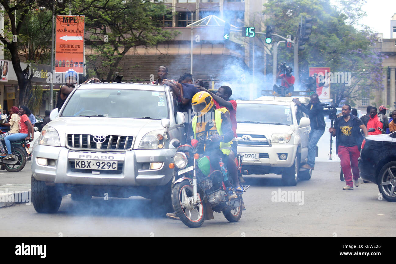 Nairobi, Nairobi County, Kenya. 24th Oct, 2017. Anti-riot police firing ...