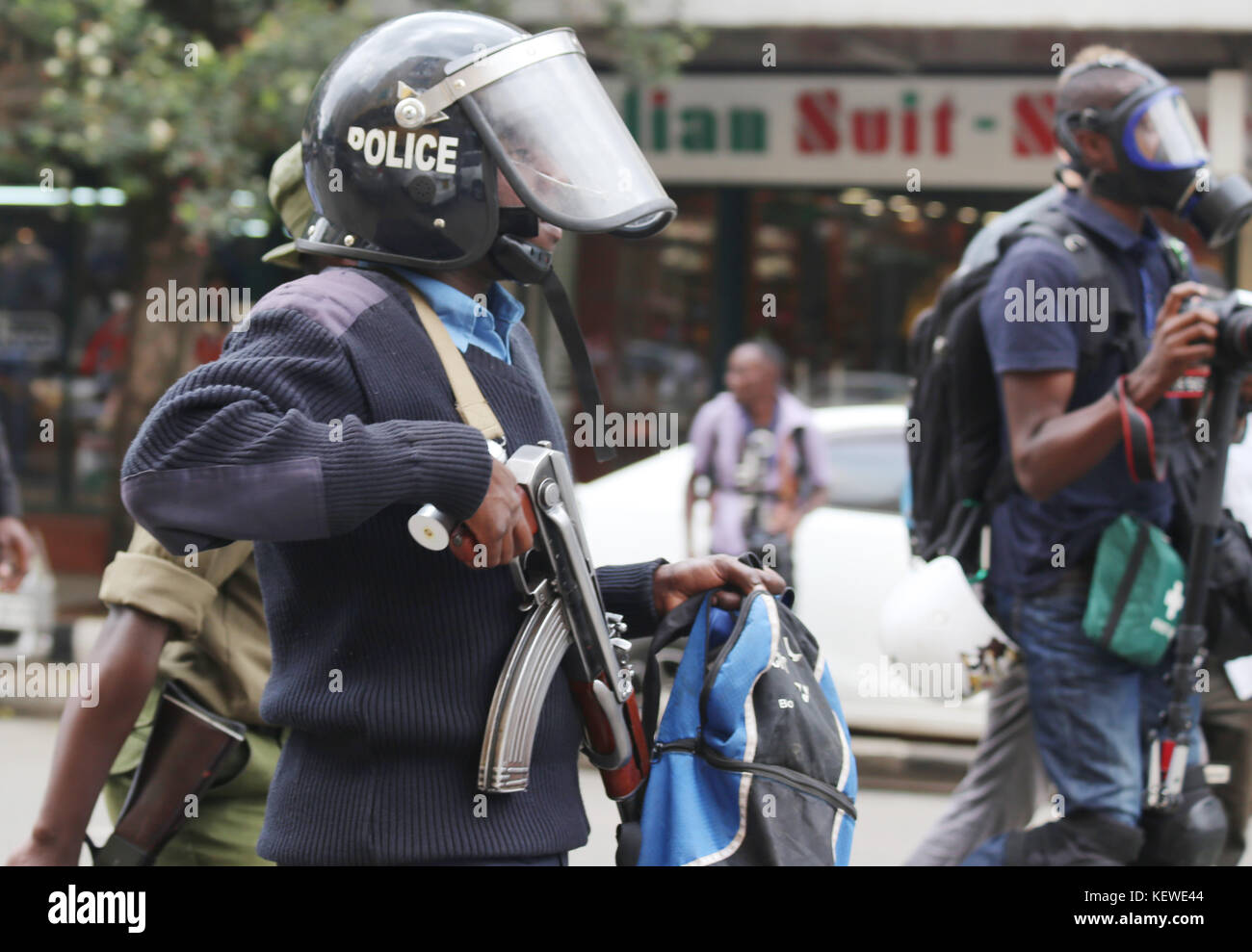 Nairobi, Nairobi County, Kenya. 24th Oct, 2017. Anti-riot police firing ...