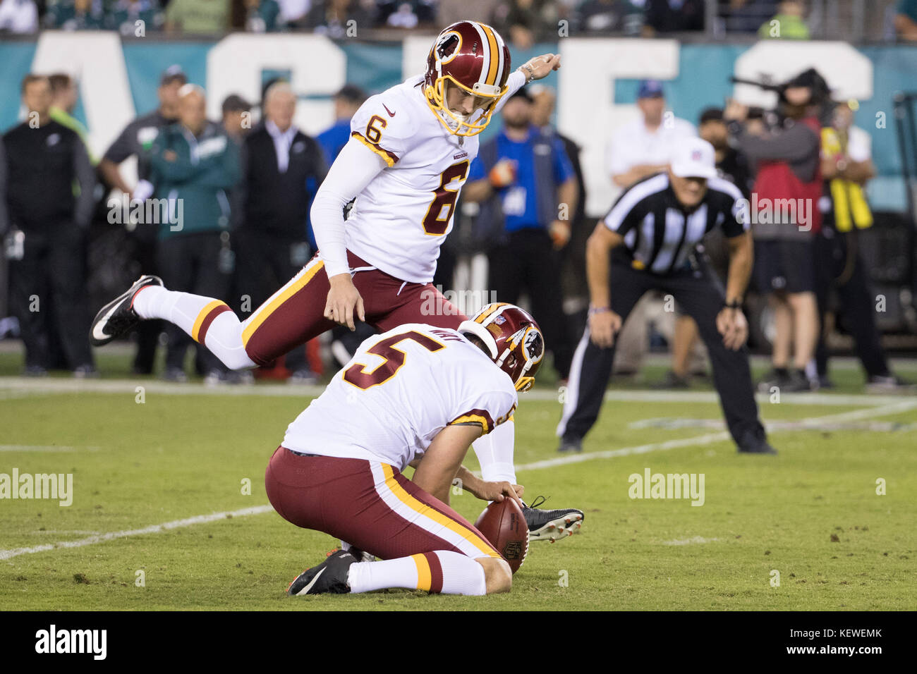 October 23, 2017: Washington Redskins kicker Nick Rose (6) kicks the ...