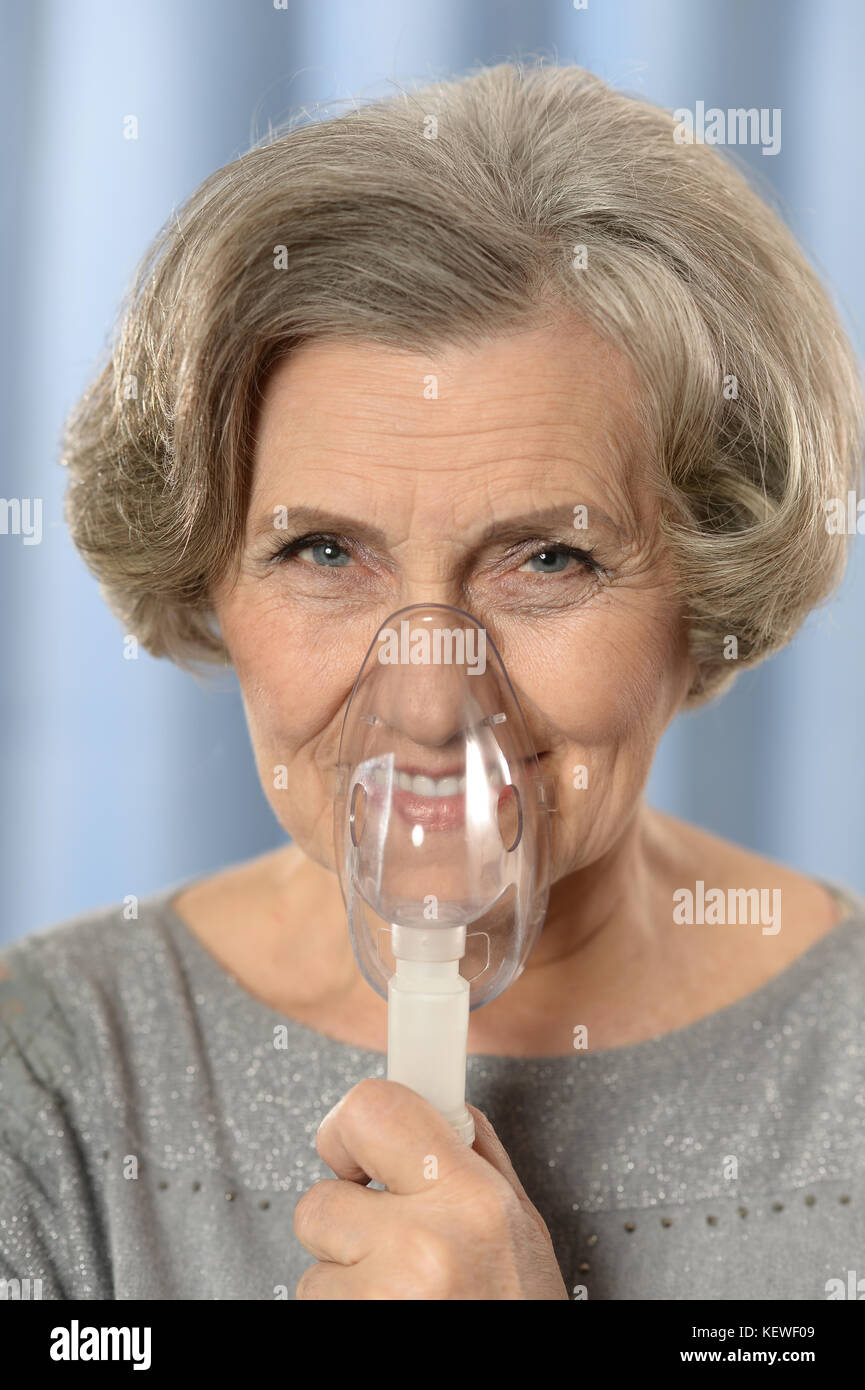 senior woman with inhaler Stock Photo - Alamy