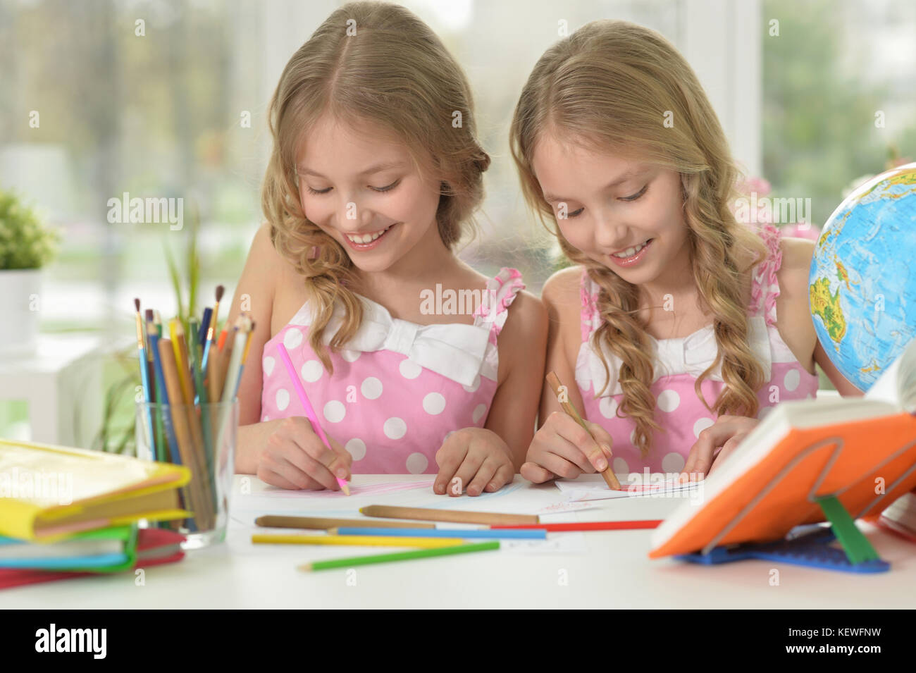 girls drawing together Stock Photo - Alamy
