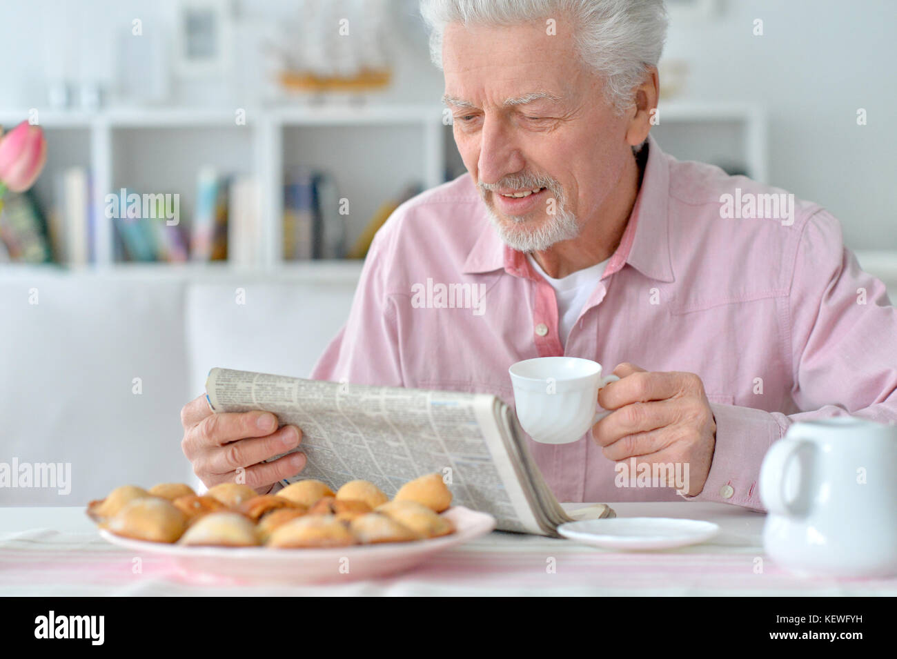 senior man reading newspaper Stock Photo - Alamy