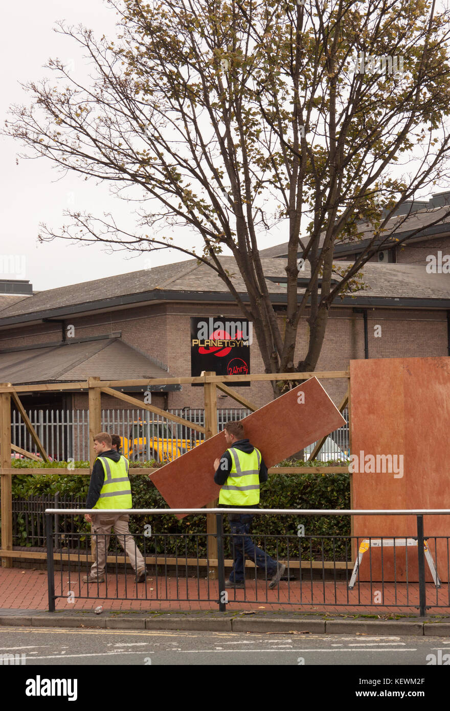 Men working to fence off former Hull Daily Mai, building car park ...
