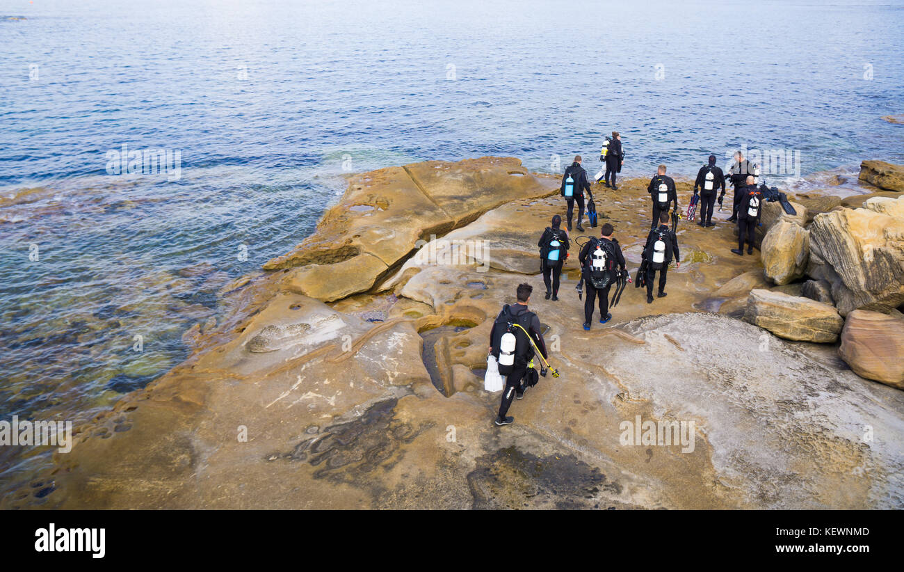 Scuba divers getting ready to dive Stock Photo - Alamy