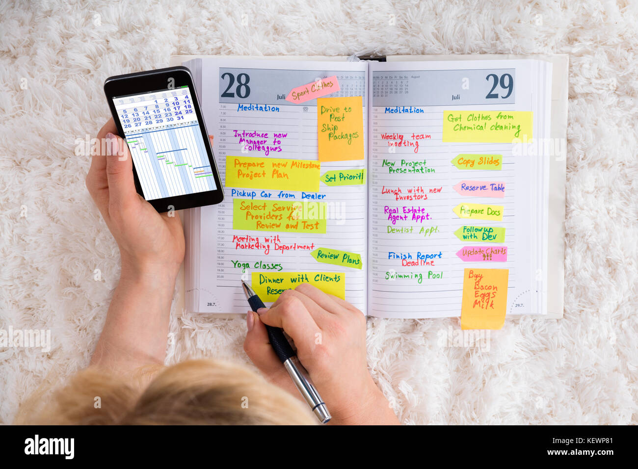 Person looking at phone icon hi-res stock photography and images - Alamy