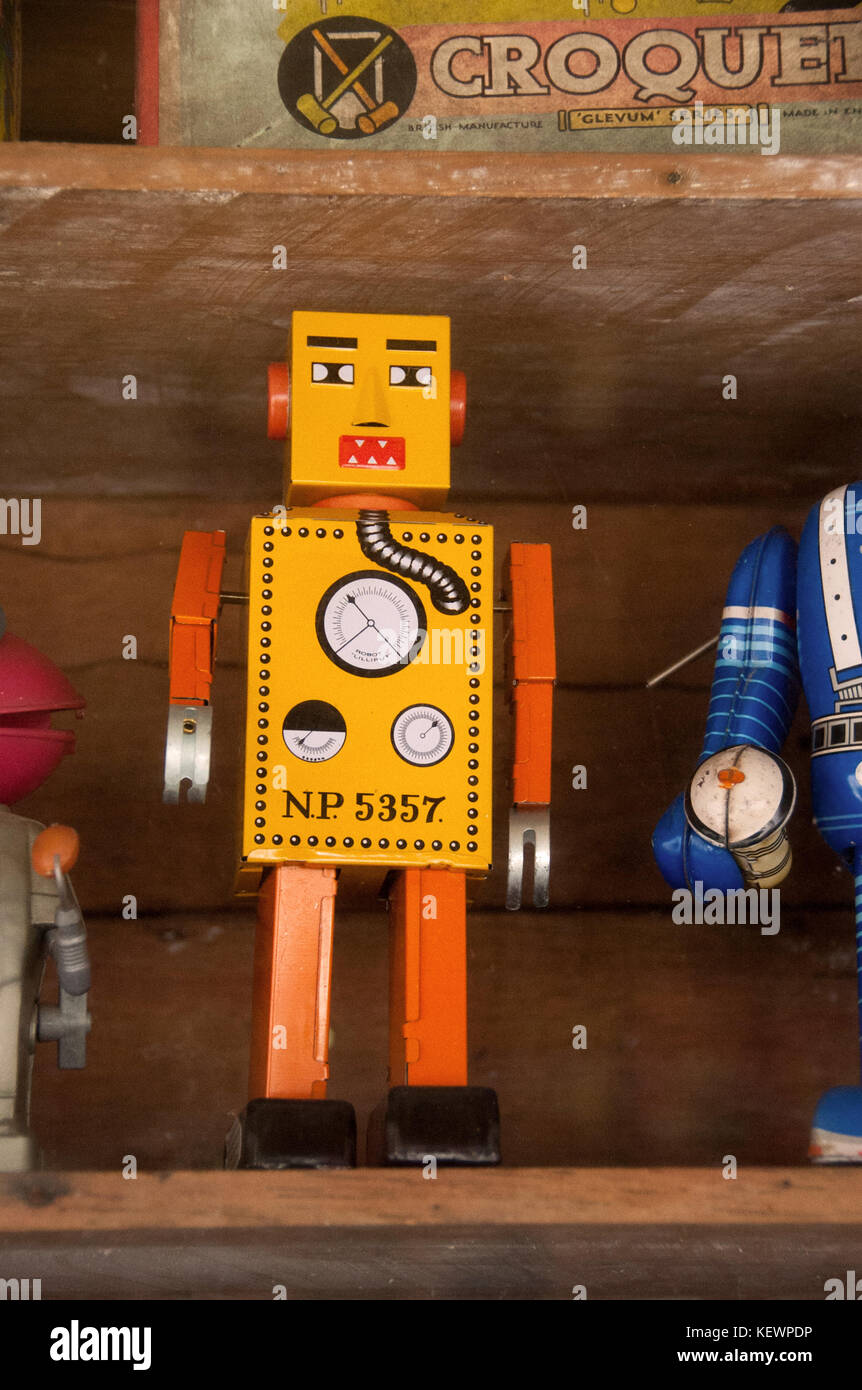 Shelf robots hi-res stock photography and images - Alamy