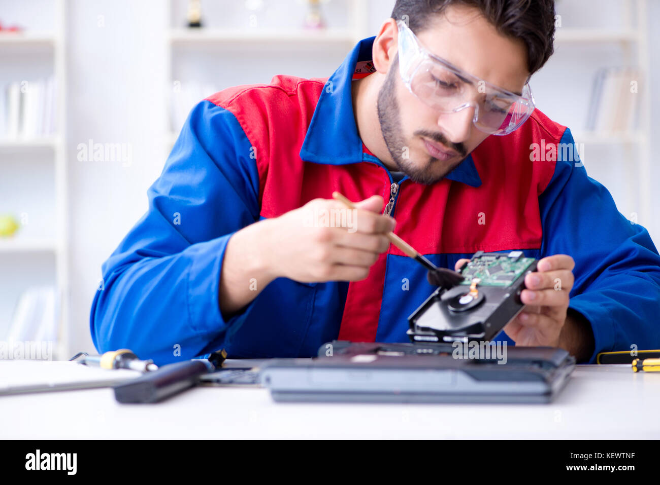 Repairman working in technical support fixing computer laptop troubleshooting Stock Photo - Alamy