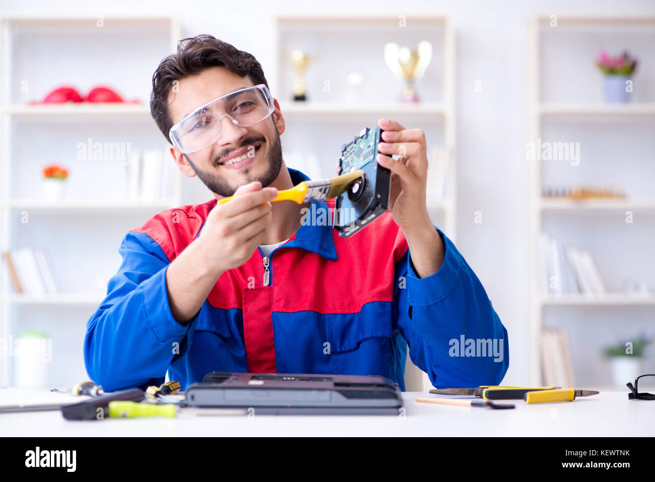 Repairman working in technical support fixing computer laptop troubleshooting Stock Photo - Alamy