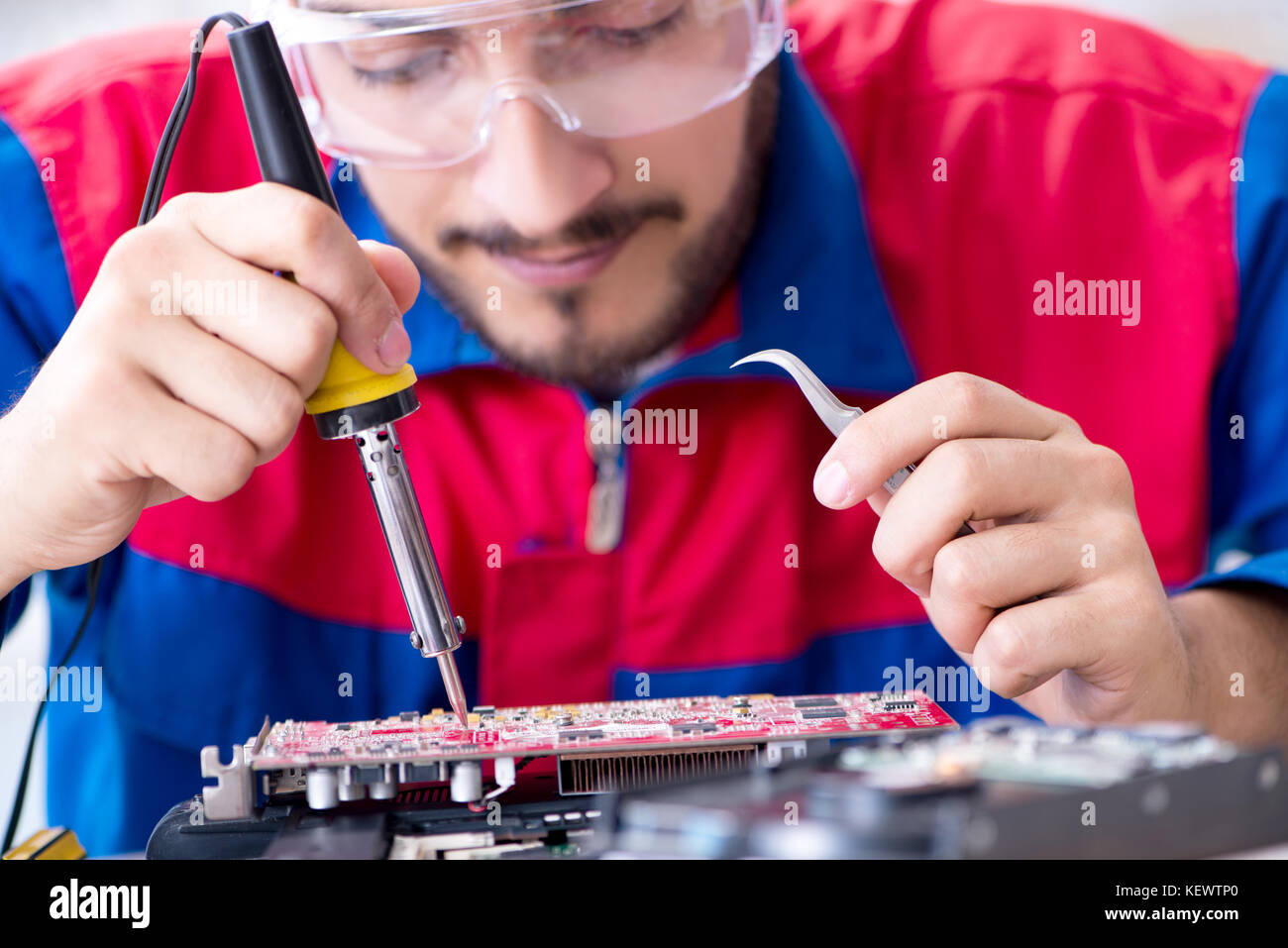 Repairman working in technical support fixing computer laptop troubleshooting Stock Photo - Alamy